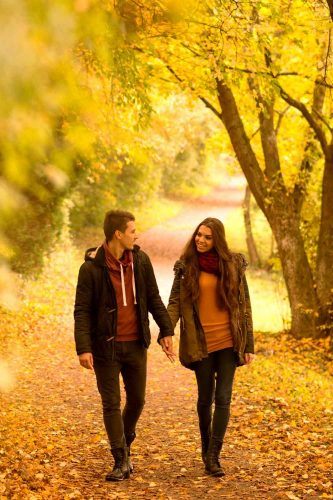 33 Fall Engagement Photos That Are Just The Cutest