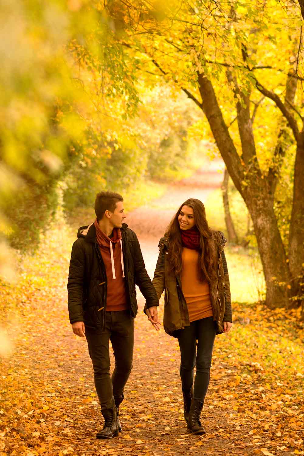 33 Fall Engagement Photos That Are Just The Cutest