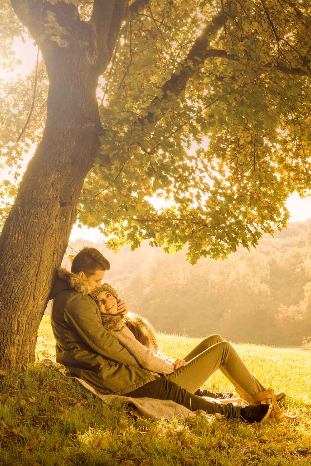 33 Fall Engagement Photos That Are Just The Cutest
