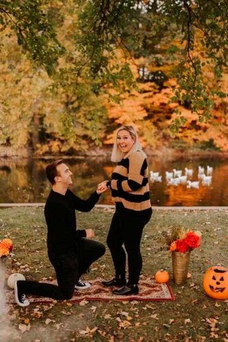 33 Fall Engagement Photos That Are Just The Cutest