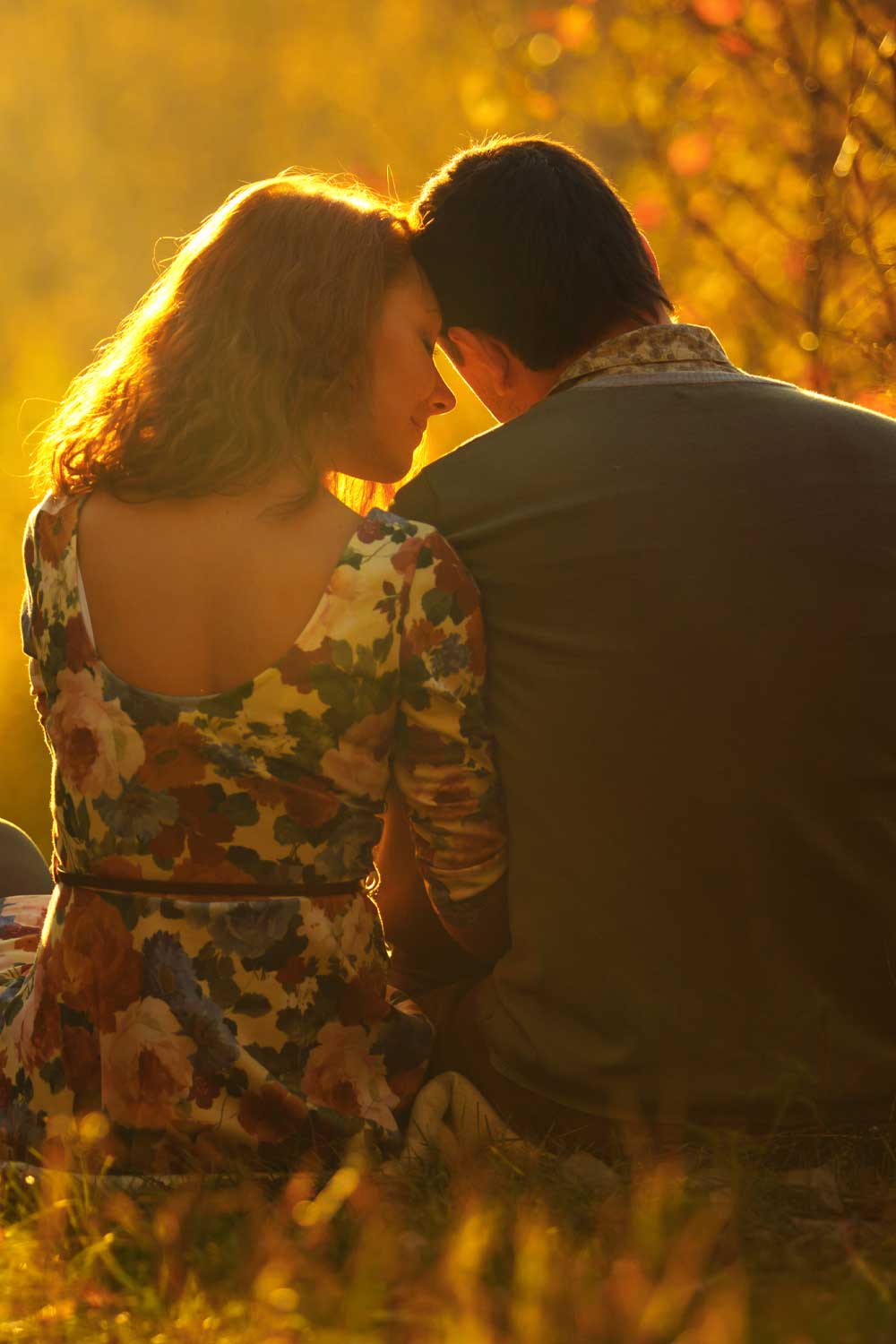 33 Fall Engagement Photos That Are Just The Cutest