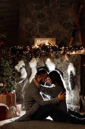15 Cute Christmas Photos for Couples to Show Love