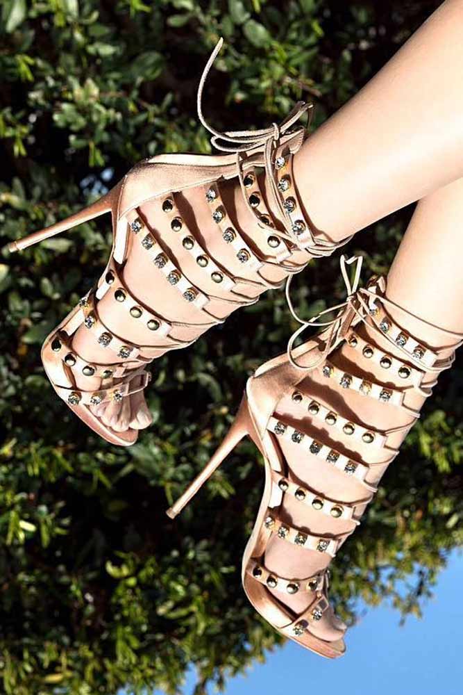 30 Designs of Strappy Sandals that Every Fashion Girl Should Try On