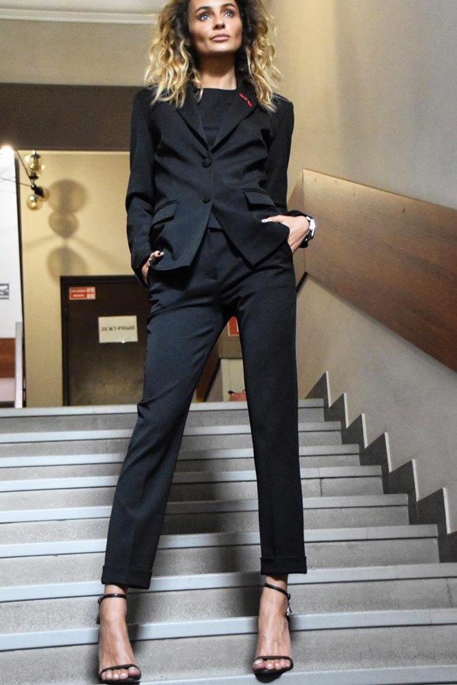 39 Power Women Suits to Look Confident at Work