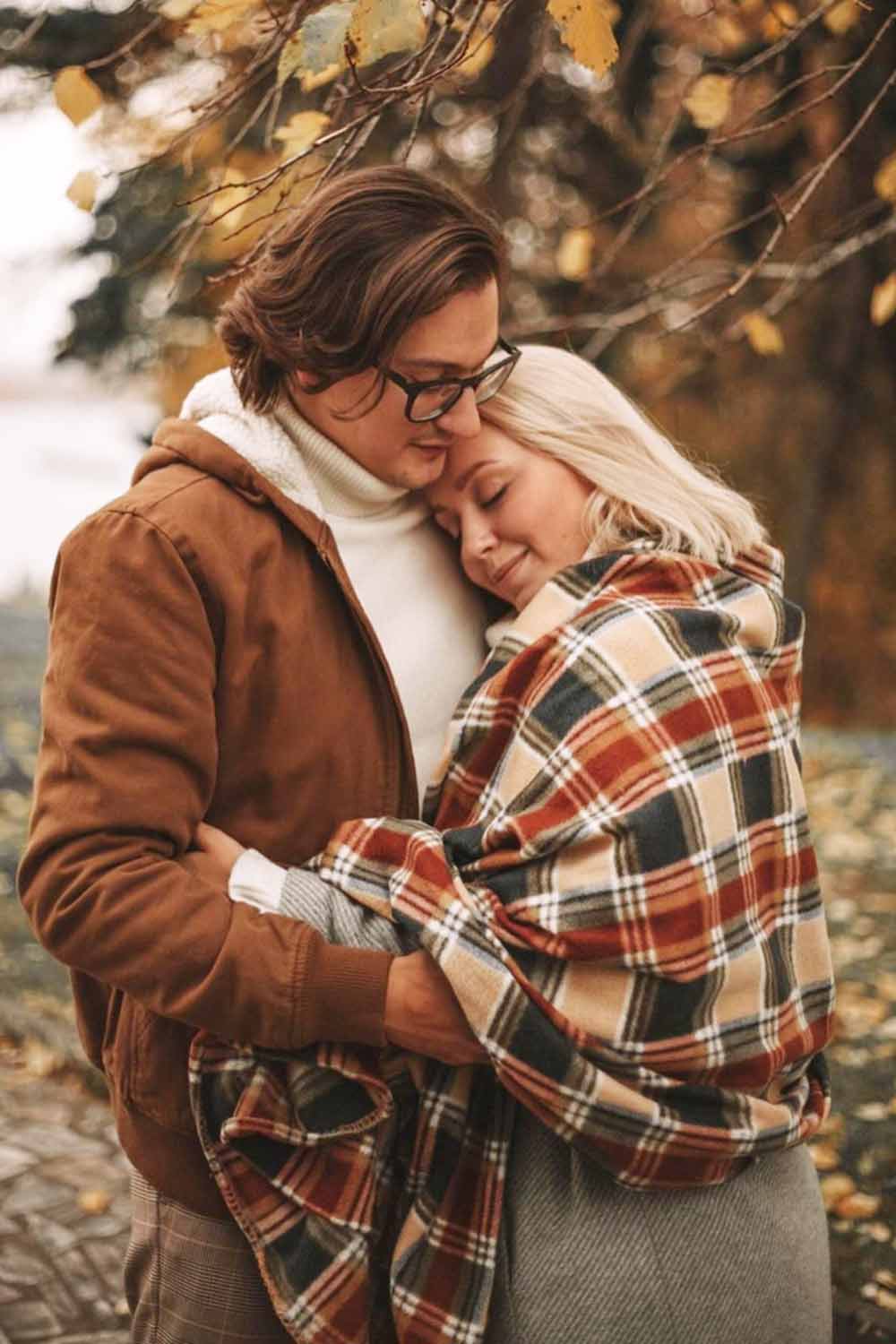 18 Ideas Of Engagement Photo Poses For Couples | Glaminati.com