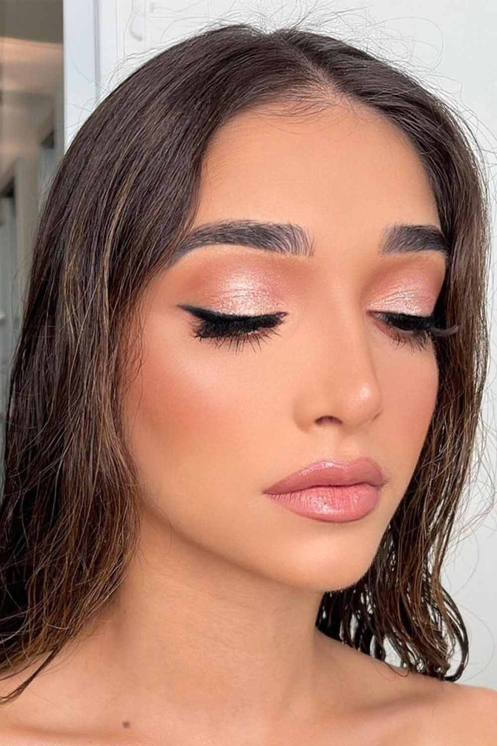 Explore the Iconic Range of Gold Glitter Makeup Ideas